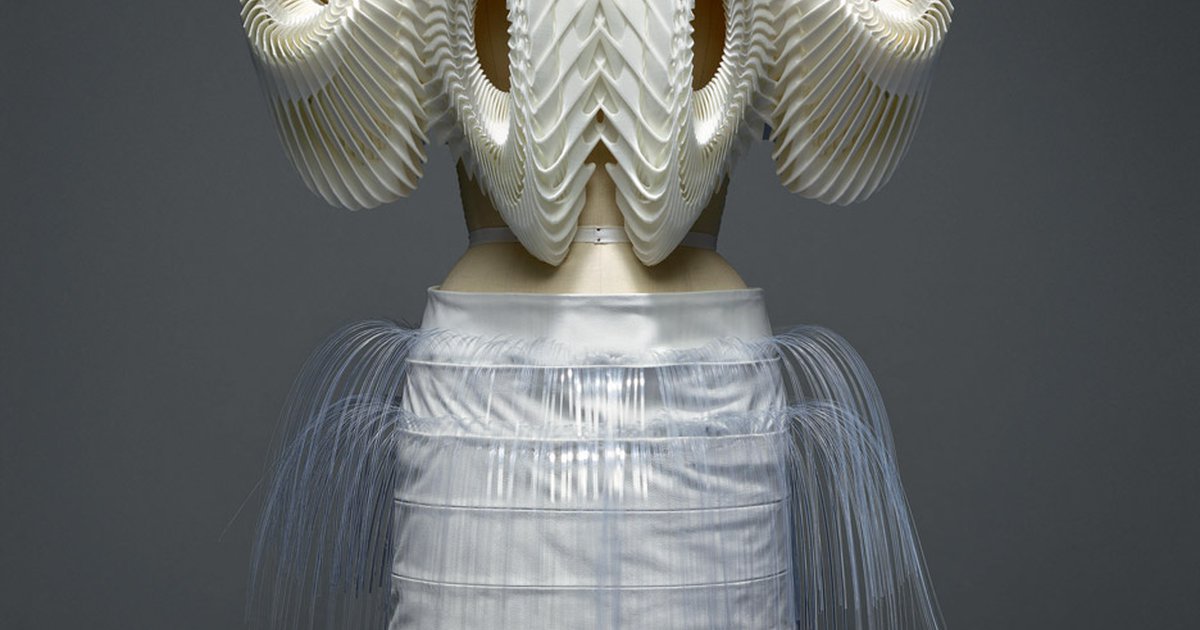 Manus x Machina : Exploring the relationship between technology and ...